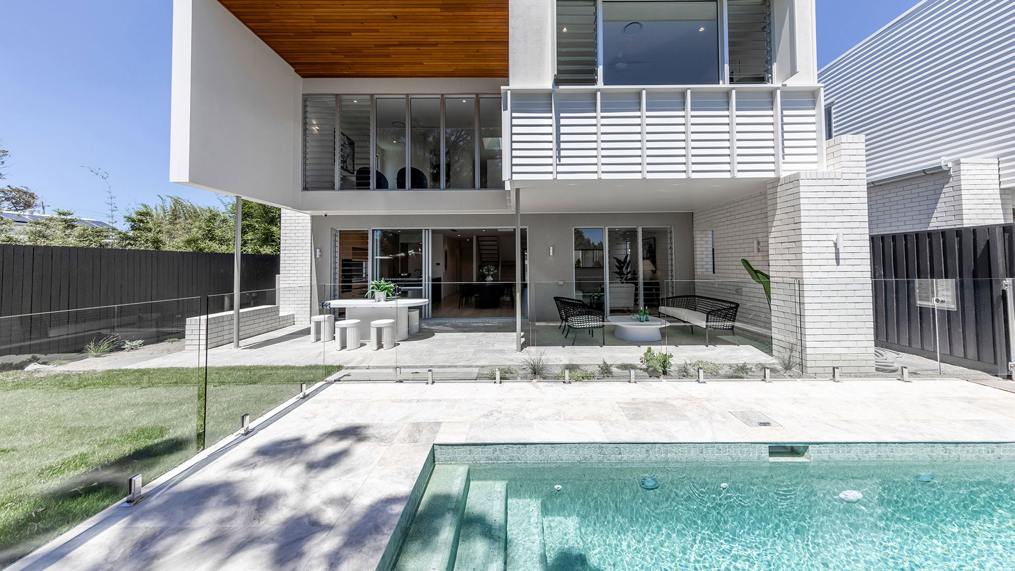 Off-White – DHK Group